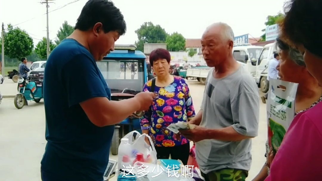 智慧农业,新时代的农资服务乡亲在田间地头,为种植户解决种植问题...
