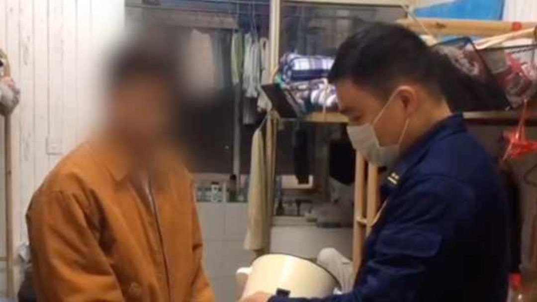 大学生宿舍吃火锅被网友举报,消防顺着网线上门端锅