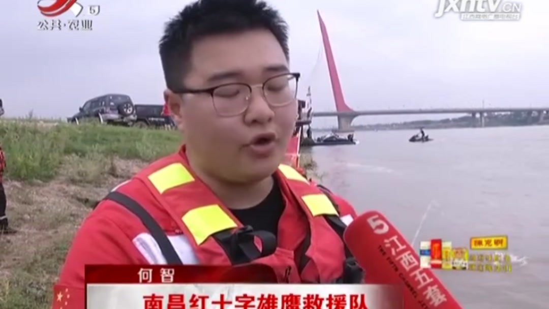 南昌:怎样正确施救溺水者 空水瓶成救人神器