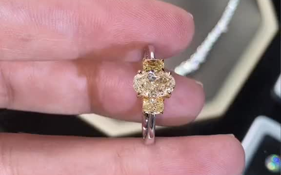 客户戴了好多年的黄钻石戒指拿来改款;效果蛮不错的,简简单单有气质...