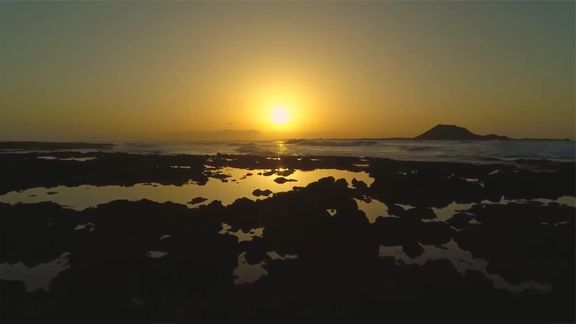 愿你在自己存在的地方,成为一束光,照亮世界的一角。