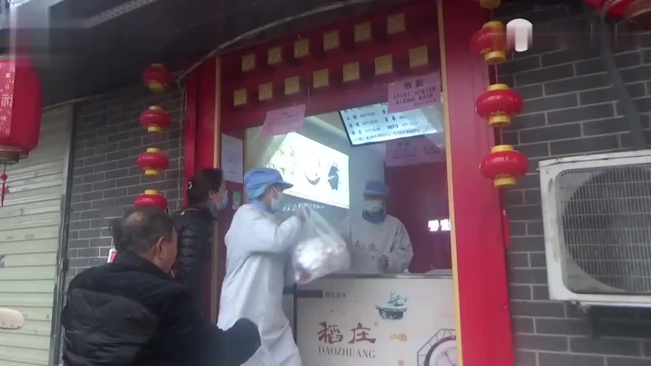 郑州一家元宵店门口排百米长队 市民早上5点就来排队等4个小时!