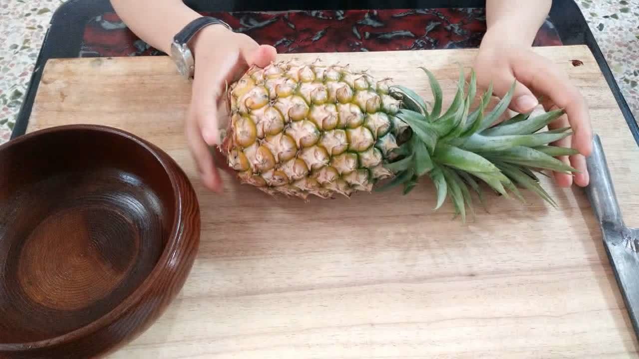 见过这样子切凤梨的吗?方法网上流行,非常简单实用,还好我知道