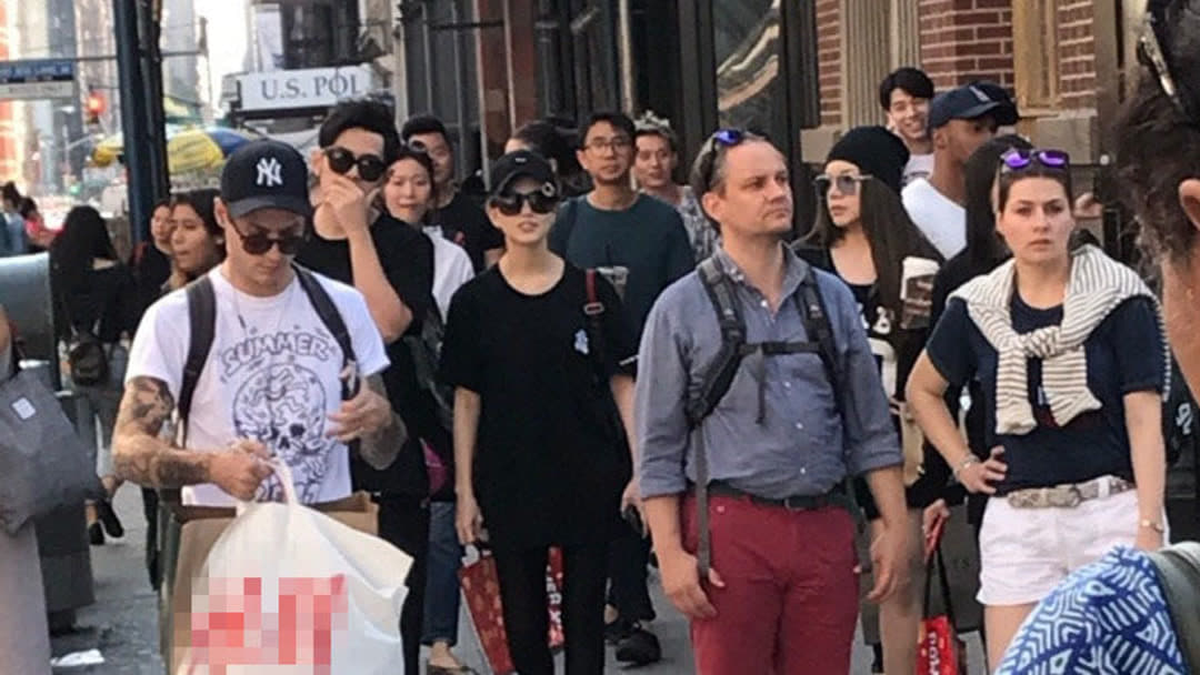 周杰伦和昆凌现身纽约街头 一起逛街恩爱相随