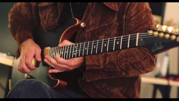 吉他技术太牛,左右手灵活,用手比用拨片弹得还干净,颗粒感十足