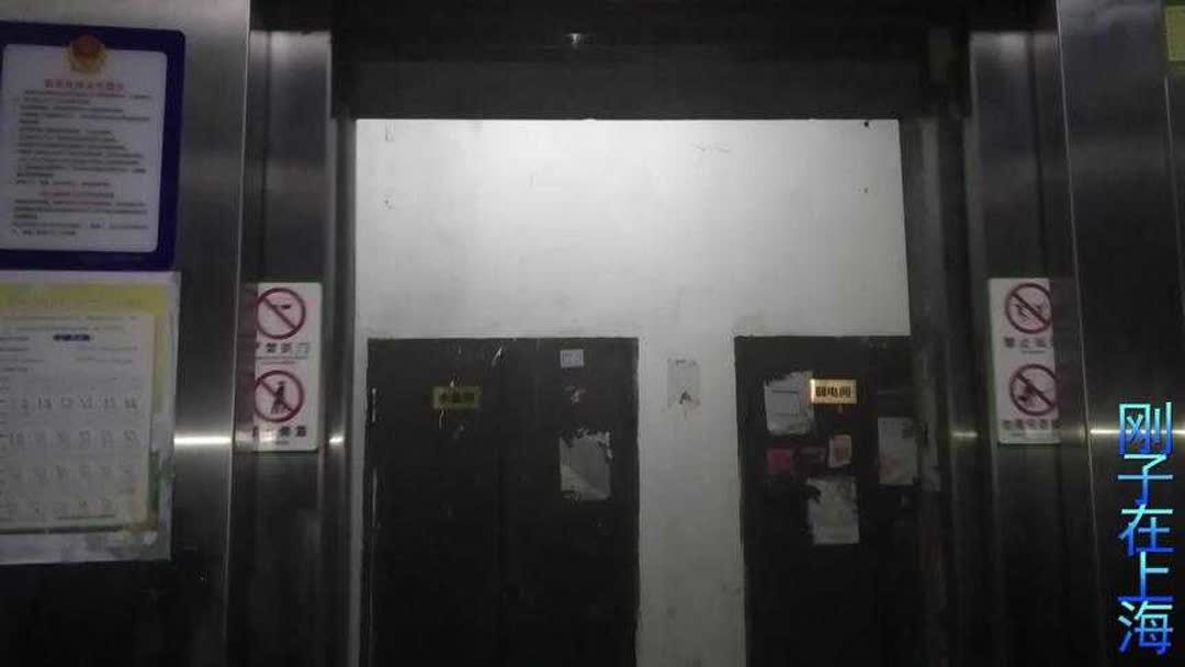 乘坐电梯时遇到门关不上,请不要抱怨因为电梯换配件老化了