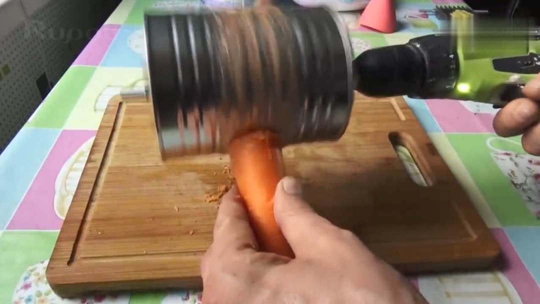 牛人用电钻做磨刀石,切胡萝卜,榨果汁,真是脑洞大开啊!