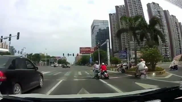 两辆电动车好端端的,怎么就缠在一起了?香港网友:万有引力?