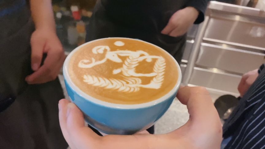 一杯咖啡拉花的制作过程,老师细致地示范并讲解。