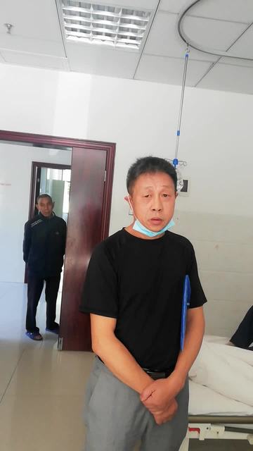 黑心老板为了不想管煤矿职业病工人,拿到了鉴定矽肺病的报告不给...