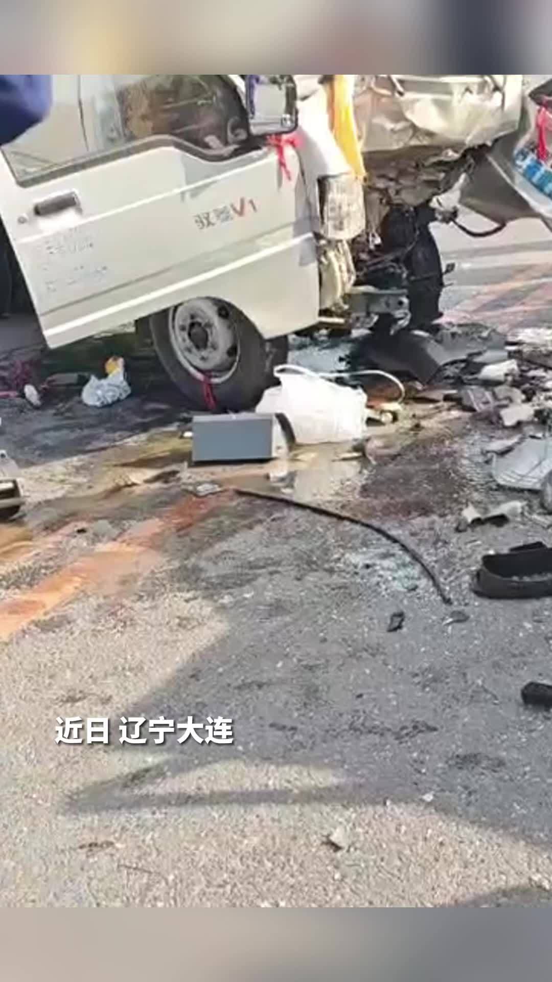 两车相撞两人被困!消防员争分夺秒,紧急救援