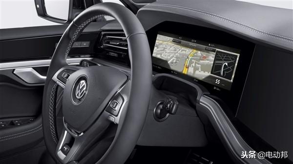 ...汽车仪表屏的曲面屏,并成功将其安装在汽车上。该曲面仪表盘模仿...