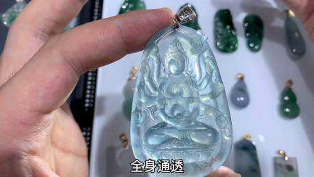 中缅边境王子带你看玻璃种翡翠什么才叫种色差一分价格差十倍百倍