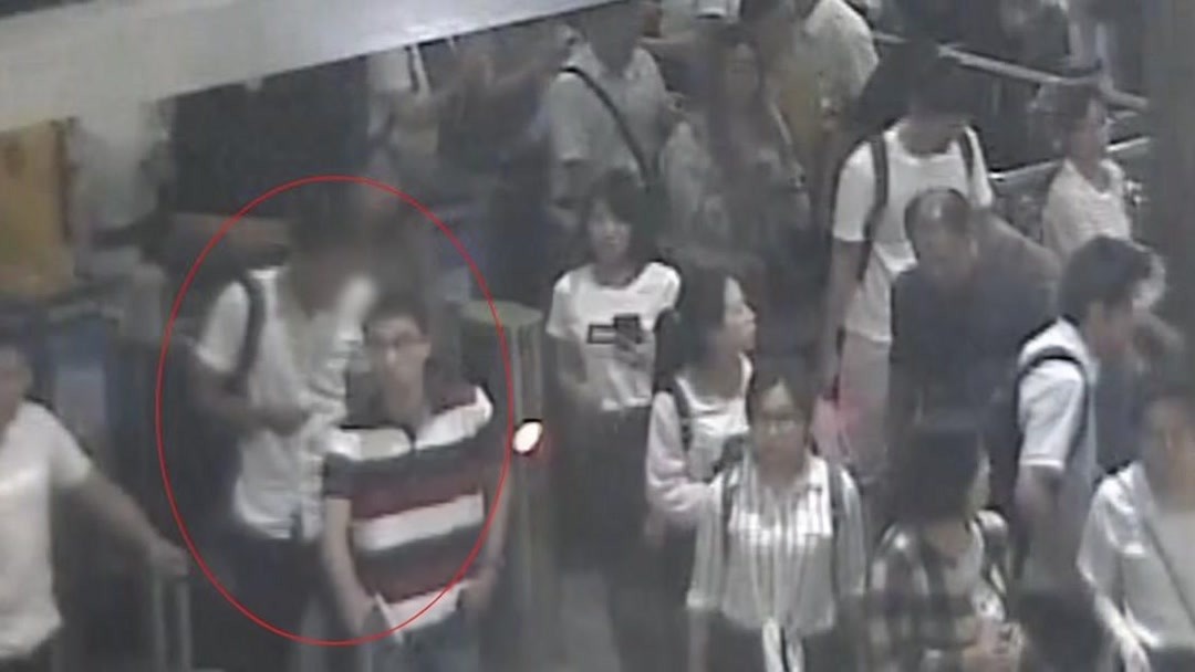 贴着前面旅客过闸机出站被抓现行 男子多次“买短乘长”被行拘5日