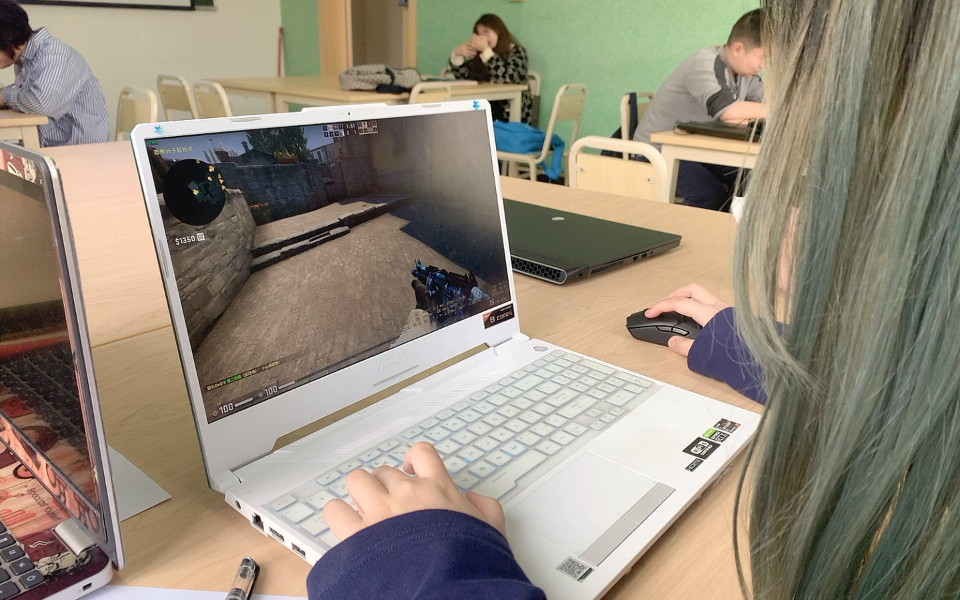 女同学非要抢我电脑玩cs