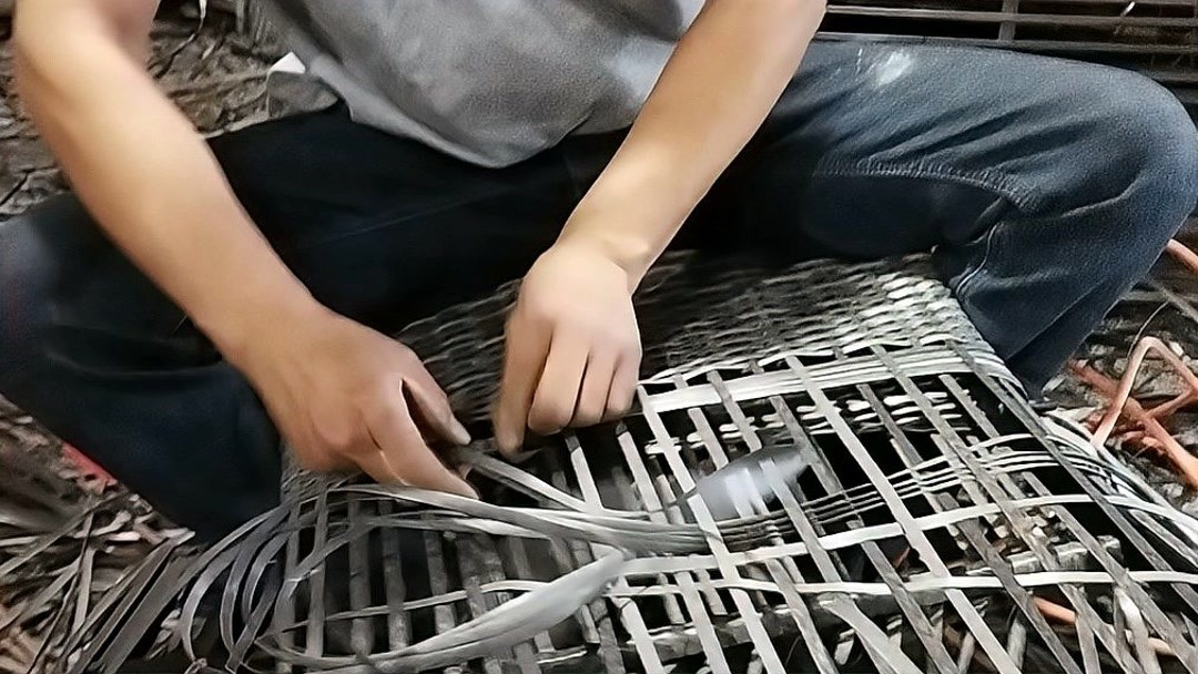 看师傅,如何教我们做藤椅编织!