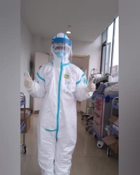 ...他们是被保护的孩子,不论多难总有人挡在他们身前。如今,他们白衣执...