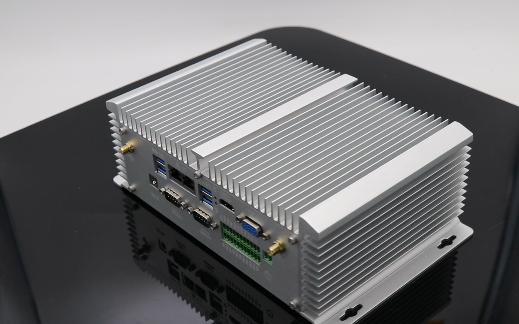 ...电脑主机I7 7500U自动化无风扇嵌入式工业小主机双网口2COM口多...