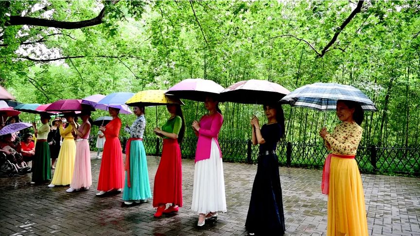 相约紫竹舞蹈队雨中表演雨伞秀,潇洒自如,赏心悦目