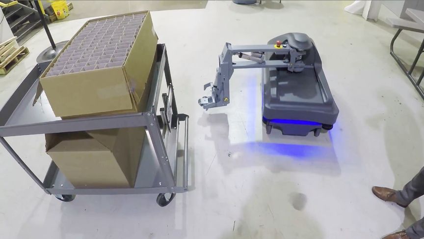 国外推出全自动化电动牵引车,看这小家伙的拖车过程