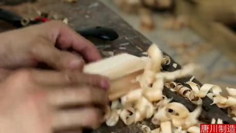 实木门太贵!小伙自己做了一扇成本不到200元,质量不错还省钱!