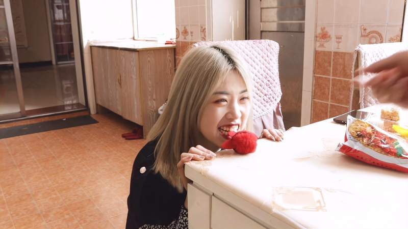 闺女被狗咬,还总是说没事,但这“症状”属实是让人怀疑