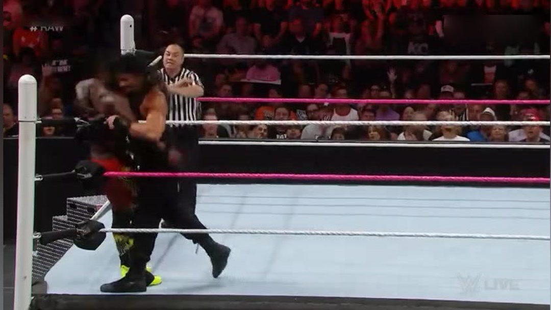 罗门伦斯遭到对手的轮番挑衅!但他依然可以把对手打得一败涂地