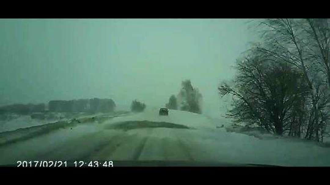 行车记录仪记录的交通事故瞬间1