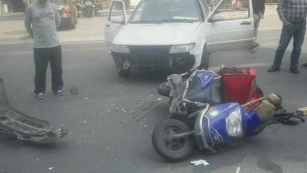 电动车突然急刹车,使后方轿车追尾,愤怒的车主直接一脚油门将电动车...