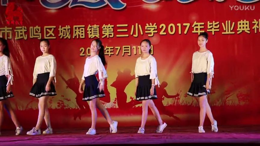 小学毕业典礼,女同学倾情演出