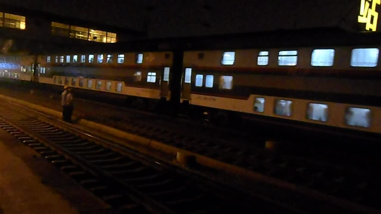 T56列车通过西安东