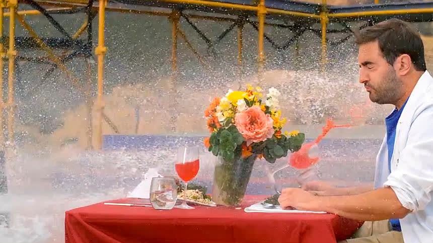 消防水枪的冲击力有多大?毫无防备的测试极具真实性,算见识到了