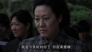 开学第一天报到,老师不给安排宿舍,男子巧舌如簧争取到一张床位