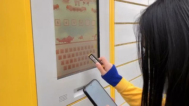 特殊时期,小蒙用打火机代替手指去触碰公共使用区域