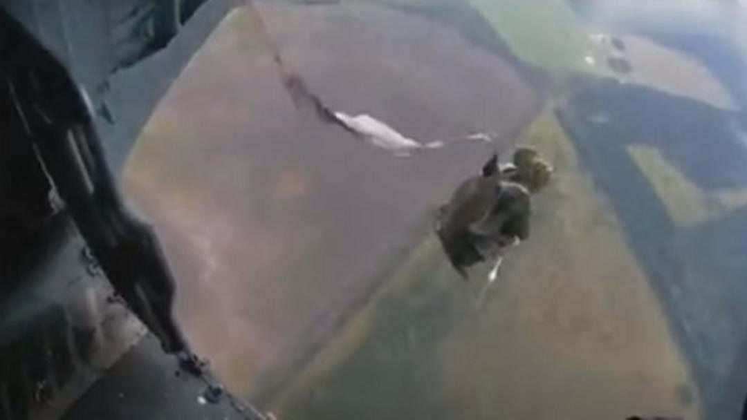 俄空降兵跳伞时降落伞未打开 直坠地面身亡