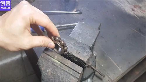 用旧的老虎钳不要当废品,搭配旧轴承改成一把拔钉钳,很实用