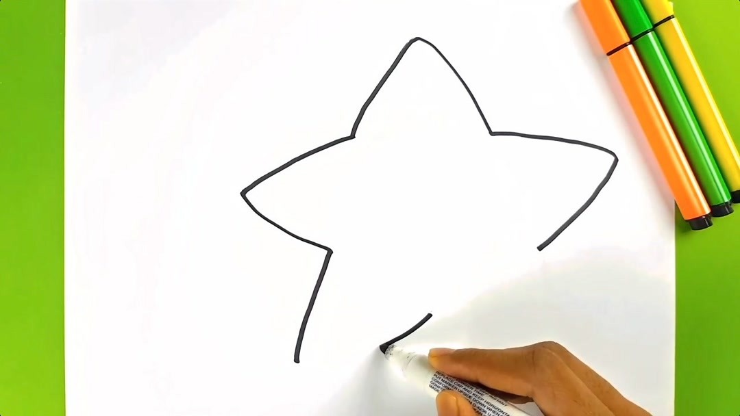 简笔画彩绘:如何为孩子轻松轻松地绘制可爱的卡通明星