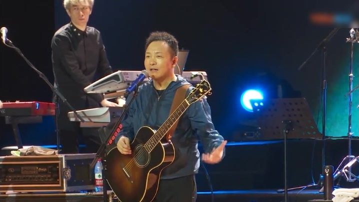 许巍的这首歌,在2018慕思之夜音乐会压轴弹唱