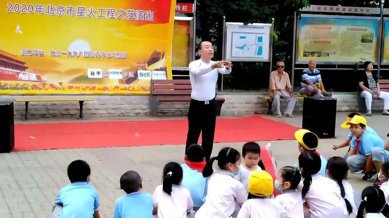 进社区在一帮小朋友的监督下,精彩魔术,互动