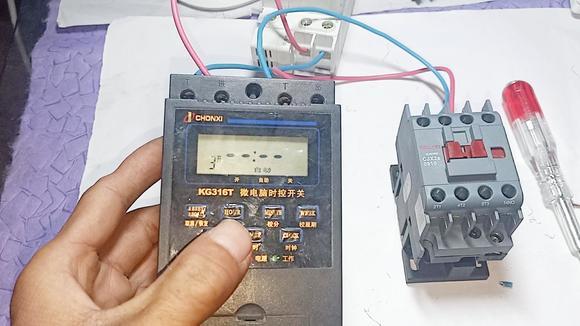 电工知识:时控开关控制接触器的接线方法,还有手动自动控制调节