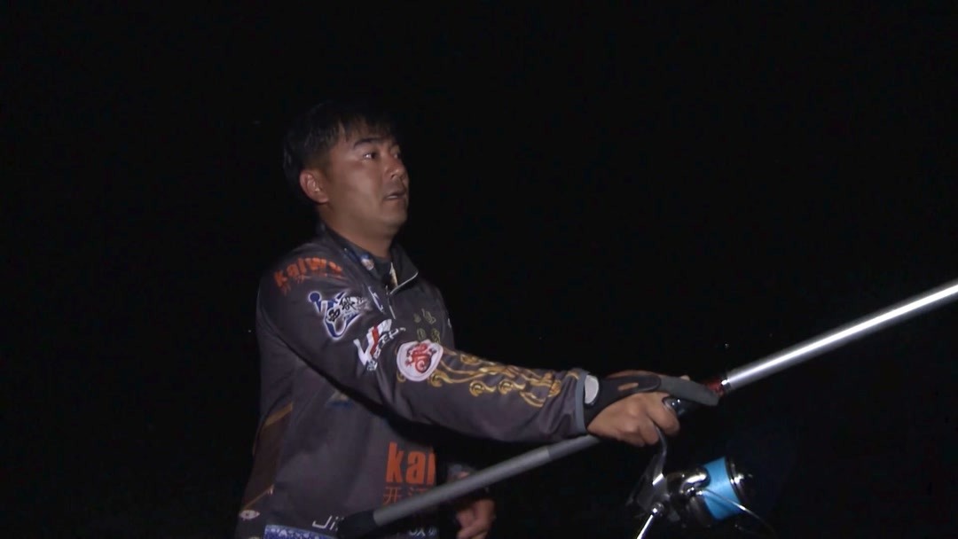 钓鱼者自制夜光棒,晚上使用很方便,大家可以学学!