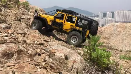 双车穿越TRX4 和 MST 仿真攀爬车