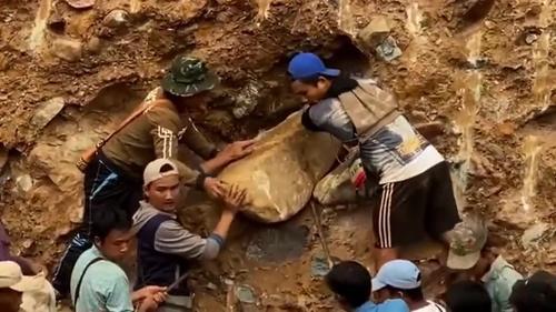 挖个翡翠不容易,人人都想着一夜暴富,但天上没有掉馅饼的好事!