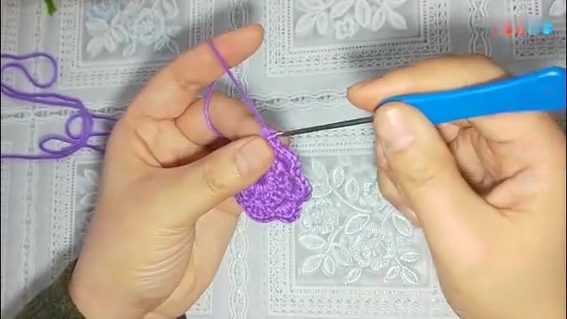 纯手工钩针编织~三层立体花的视频教程