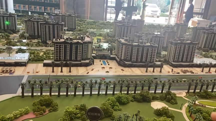 听置业顾问对雨林时光的沙盘介绍