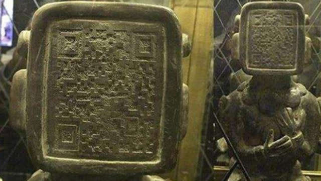 ...b>年前留下"二维码",游客拿出手机扫了,究竟扫出了什么