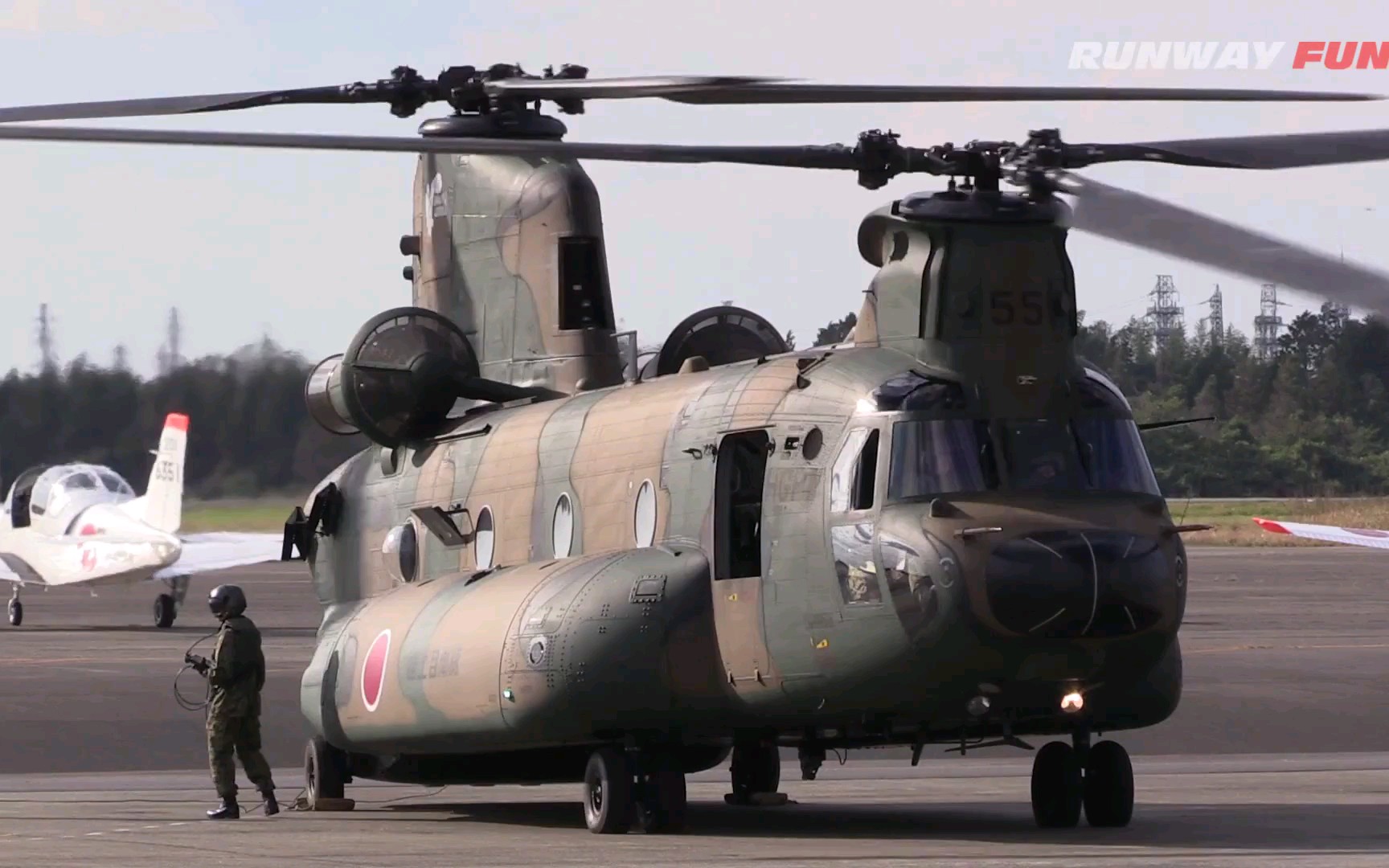 【军事装备】发动机启动! CH-47J支奴干大型运输直升机 返回海上自卫...