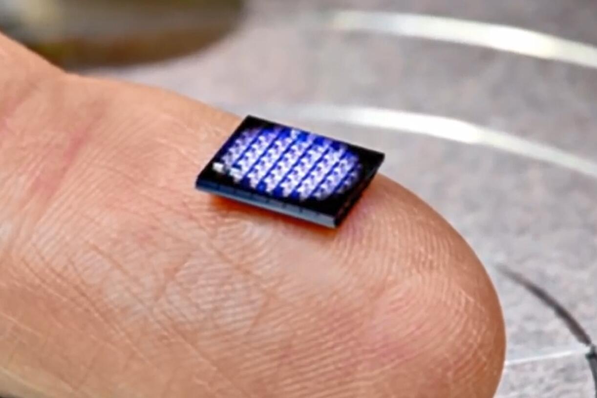 世界上最小的电脑!比米粒还小?网友:扫雷都玩不了吧