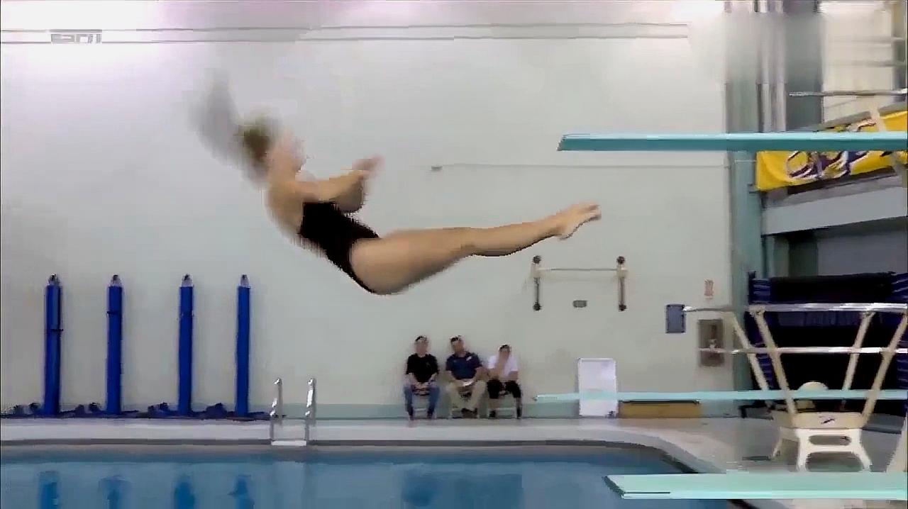 女子跳水慢动作回放,准备动作很漂亮,落水姿势很搞笑!