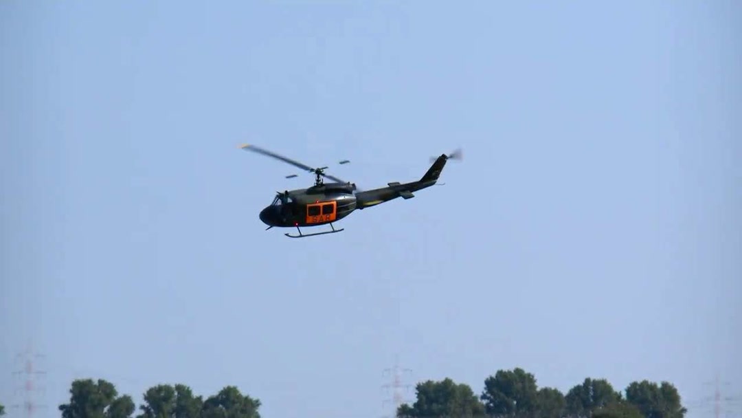 大叔野外玩起了无人机模型,这技术真好